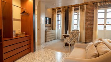 Suíte exclusiva, várias camas, cozinha, no andar executivo | 1 quarto, roupas de cama premium, cofres nos quartos