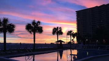 Piscina exterior, espreguiçadeiras