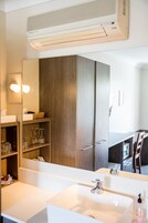 Quarto Standard, várias camas, não fumadores, frigorífico e micro-ondas | Secretária, secretária adequada para computadores portáteis