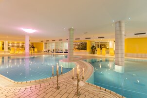 3 piscinas interiores, espreguiçadeiras 