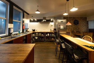 Uma torradeira, utensílios de cozinha 