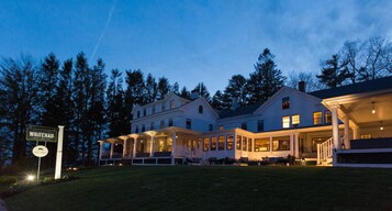 Fachada da propriedade à noite