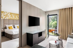 Suíte, 1 cama Queen, sacada | Cofres nos quartos, escrivaninha, cortinas blackout