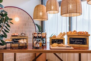 Pequeno-almoço tipo buffet diário mediante uma taxa 