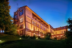 Fachada do alojamento (tarde/noite)