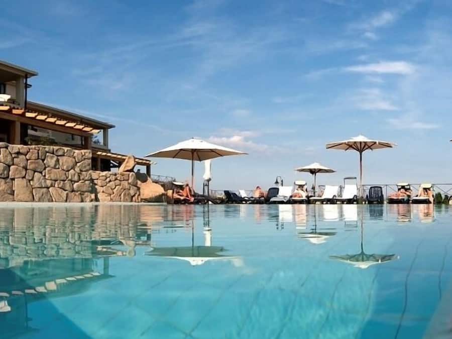 Piscina exterior sazonal, guarda-sóis, espreguiçadeiras