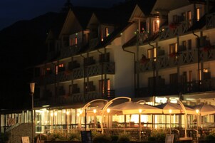 Fachada da propriedade à noite