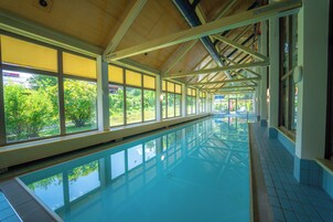 Piscina interna, funciona das 14h às 20h, espreguiçadeiras