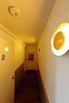 Escrivaninha, cortinas blackout, quartos à prova de som