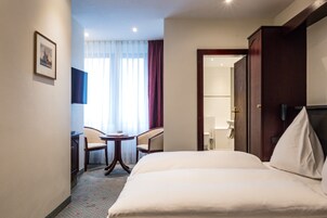 Quarto Duplo Standard | Minibar grátis, secretária, cortinas/cortinados opacos 