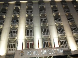 Fachada da propriedade à noite