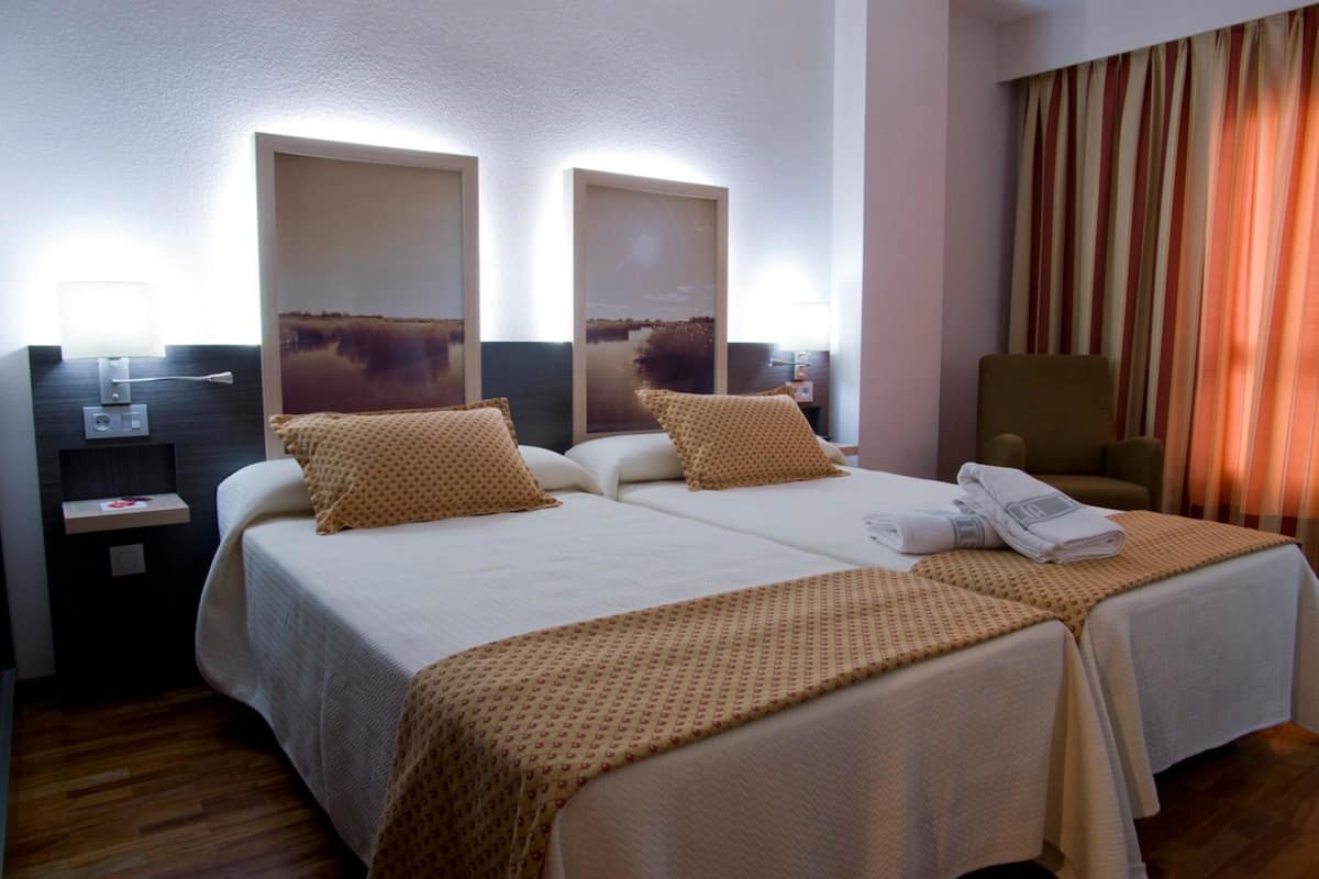 Minibar, cofre no quarto, secretária, cortinas/cortinados opacos 