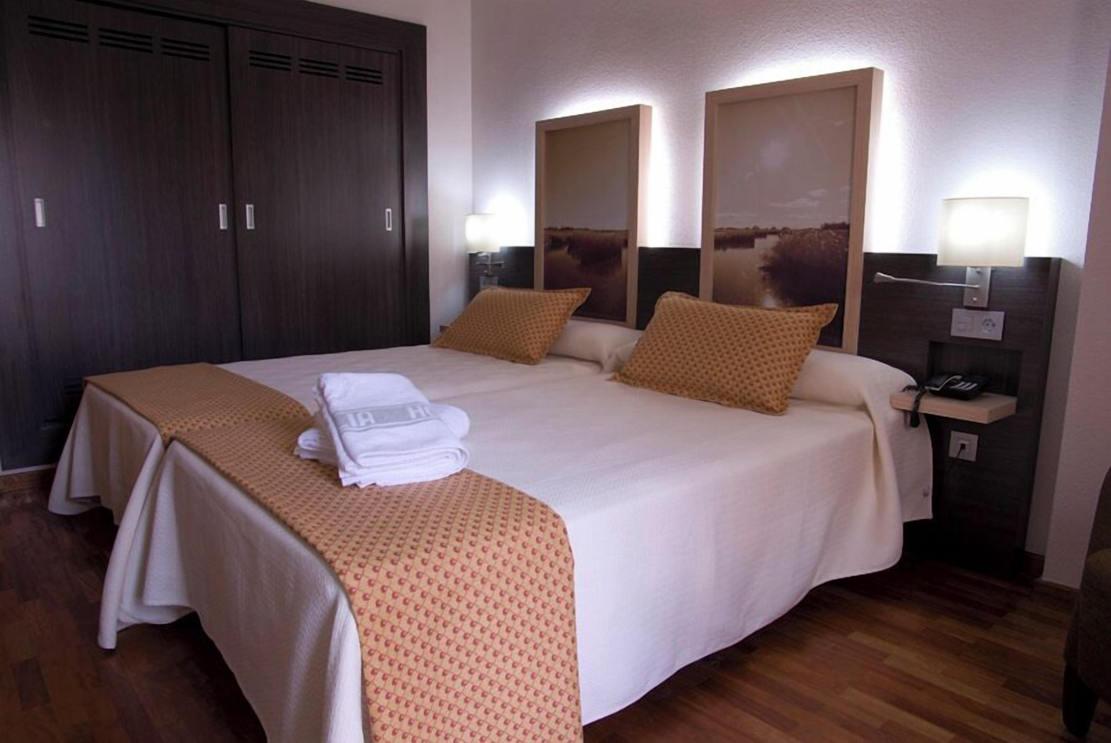 Minibar, cofre no quarto, secretária, cortinas/cortinados opacos 