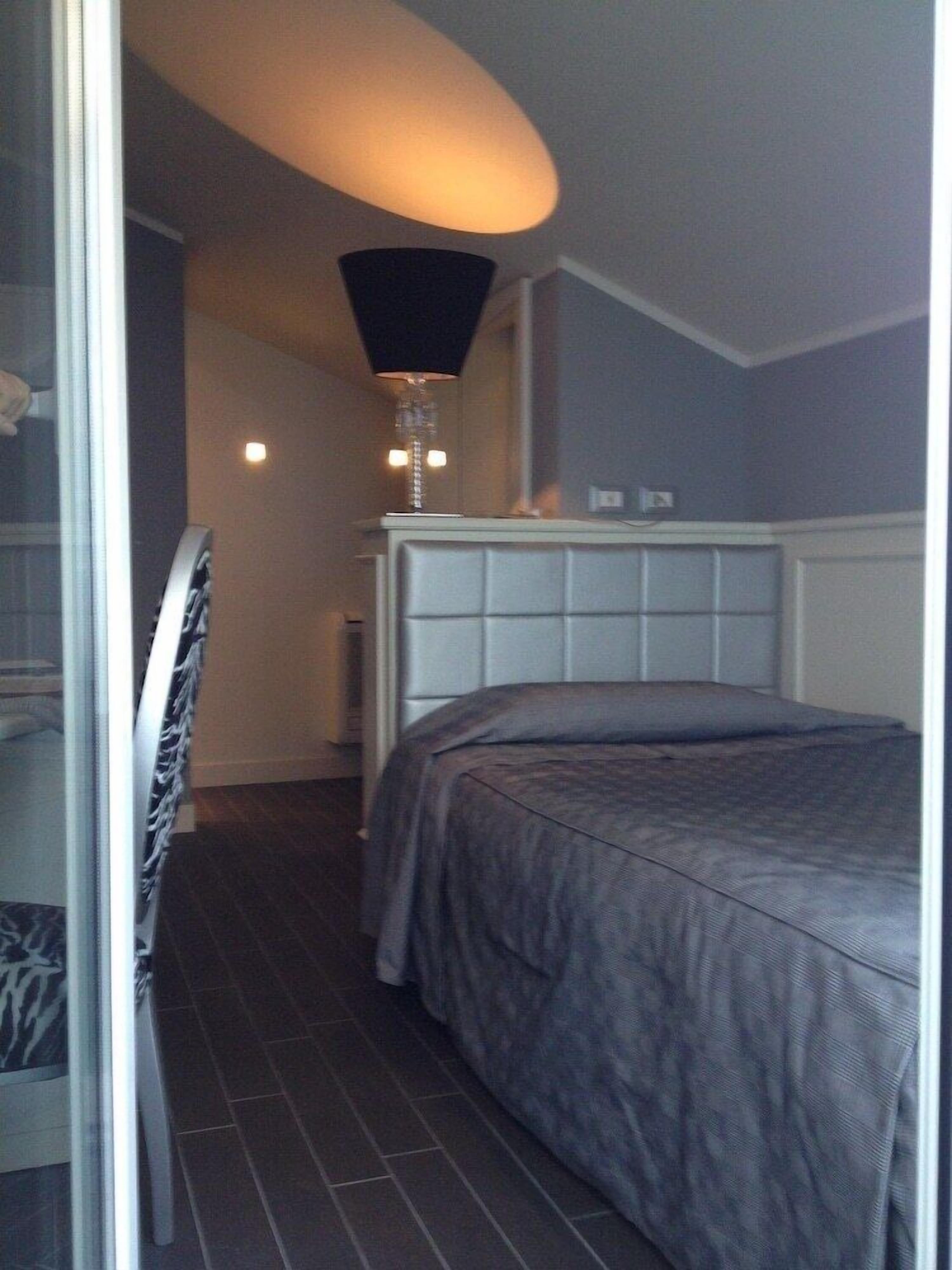 Quarto solteiro | Edredons de pluma, frigobar, cofres nos quartos