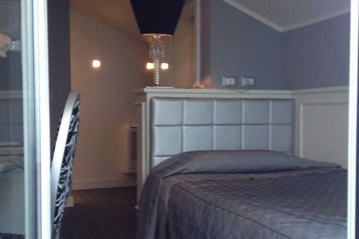 Quarto solteiro | Edredons de pluma, frigobar, cofres nos quartos