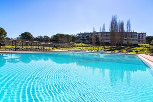 Piscina exterior, guarda-sóis, espreguiçadeiras 