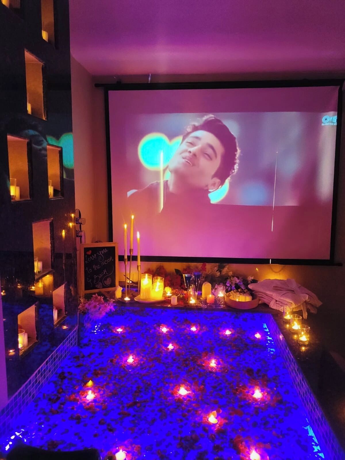 Plunge Pool Suite with Movie Screening | Casa de banho | Artigos de higiene pessoal grátis, toalhas fornecidas, sabão, champô 