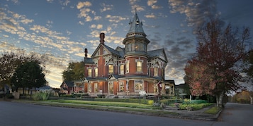 Fachada da propriedade à noite