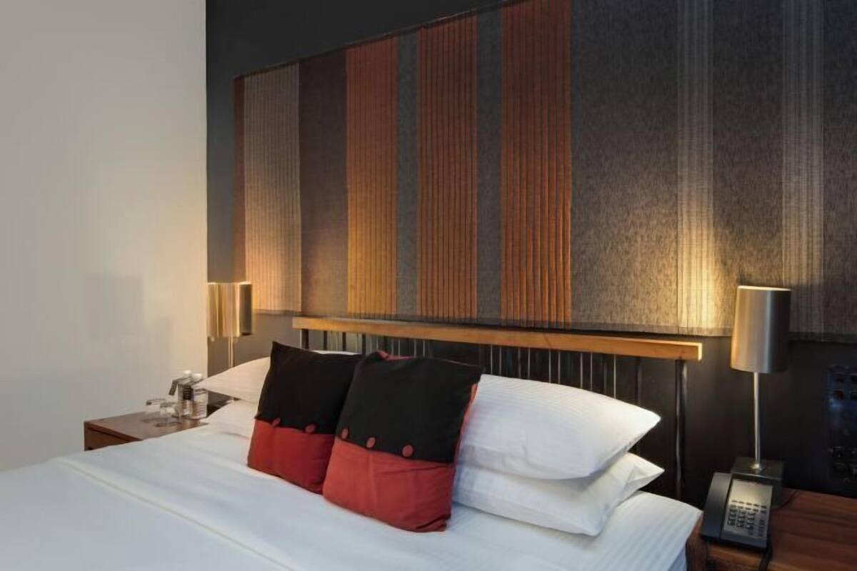 Roupa de alta qualidade, minibar, cofre no quarto, secretária 