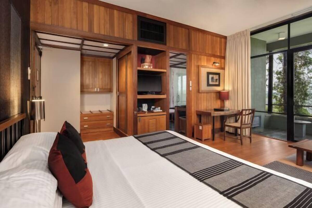 Roupa de alta qualidade, minibar, cofre no quarto, secretária 