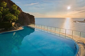 3 piscinas exteriores, guarda-sóis, espreguiçadeiras 