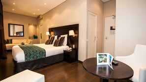 Suíte júnior, 1 cama King, banheira de imersão | Roupas de cama premium, cofres nos quartos, quartos à prova de som