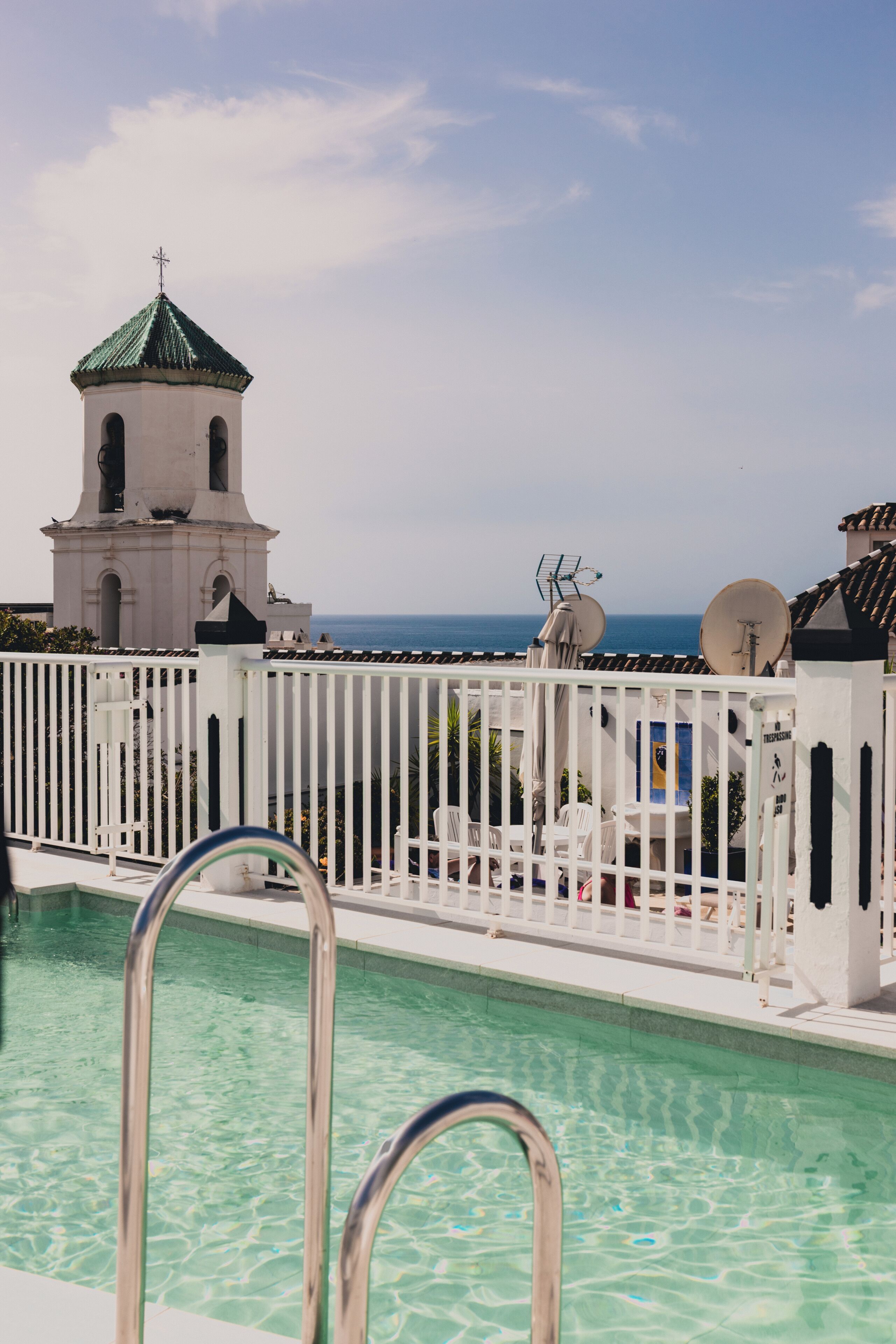 Piscina exterior, guarda-sóis, espreguiçadeiras 