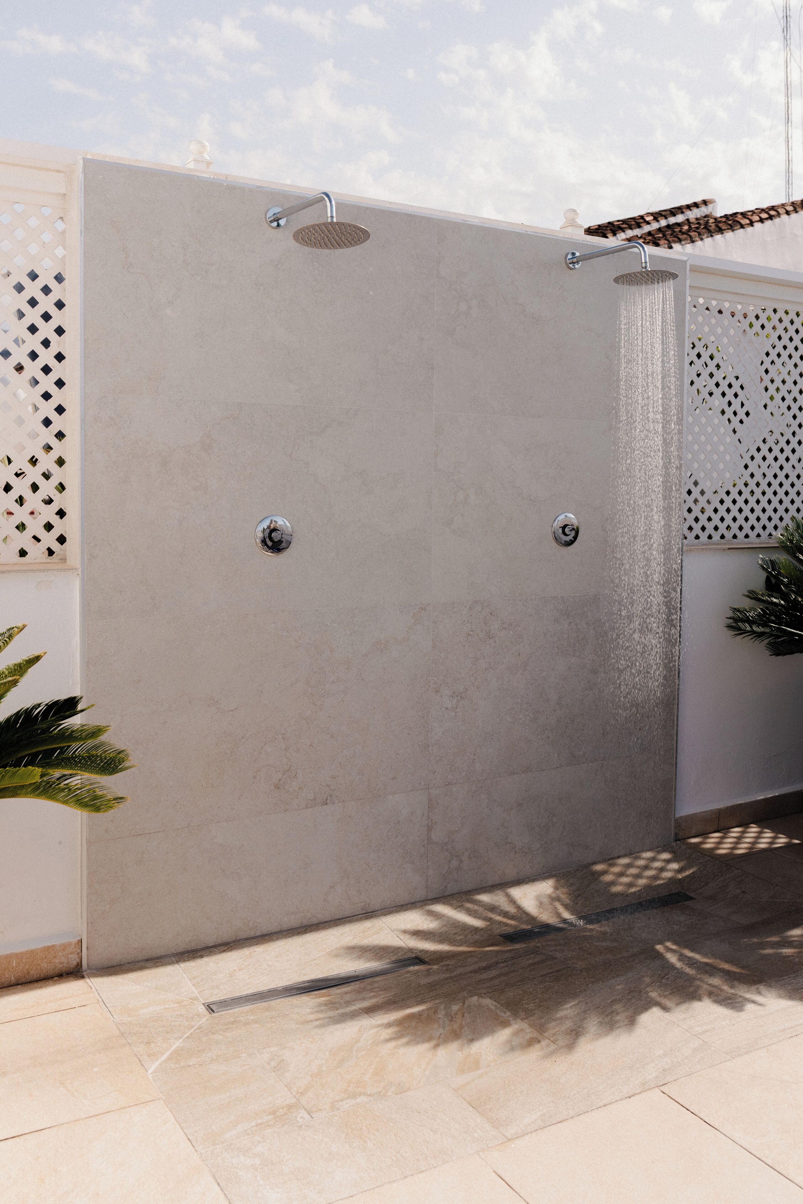 Piscina exterior, guarda-sóis, espreguiçadeiras 