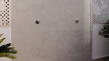 Piscina exterior, guarda-sóis, espreguiçadeiras