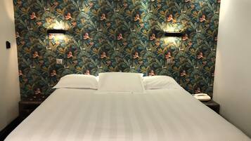 Suite Júnior | Com decoração personalizada, com mobília individualizada, secretária