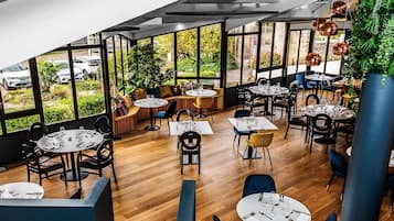 Almoços, jantares servidos, cozinha francesa, com vista para o jardim