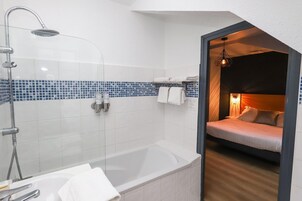 Quarto clássico, 1 cama de casal | Banheiro | Produtos de toalete grátis, secador de cabelo, toalhas de banho 