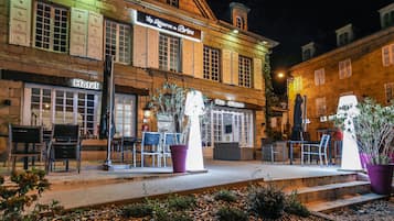 Fachada da propriedade à noite
