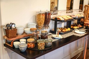 Café da manhã com buffet todos os dias mediante uma taxa