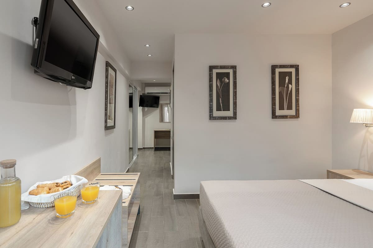 Suíte família, 2 quartos, banheira | Roupas de cama premium, cofres nos quartos, escrivaninha
