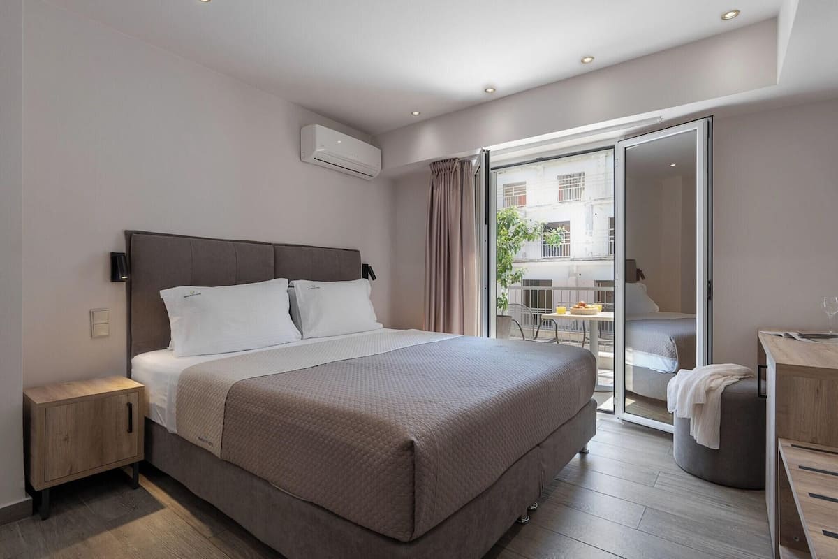 Roupas de cama premium, cofres nos quartos, escrivaninha