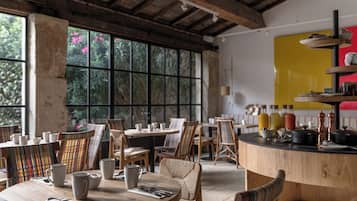 Café da manhã com buffet todos os dias (EUR 26 por pessoa)