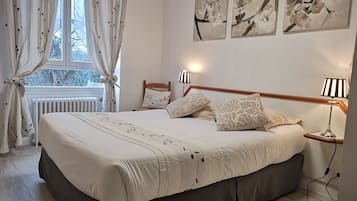 Conforto, Uma cama Casal | Roupas de cama premium, escrivaninha, espaço de trabalho para notebook