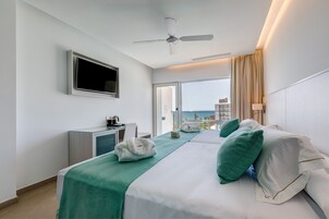 Quarto casal superior | Frigobar, escrivaninha, ferros/tábuas de passar roupa, berços grátis