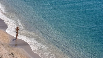 Perto da praia, areia preta