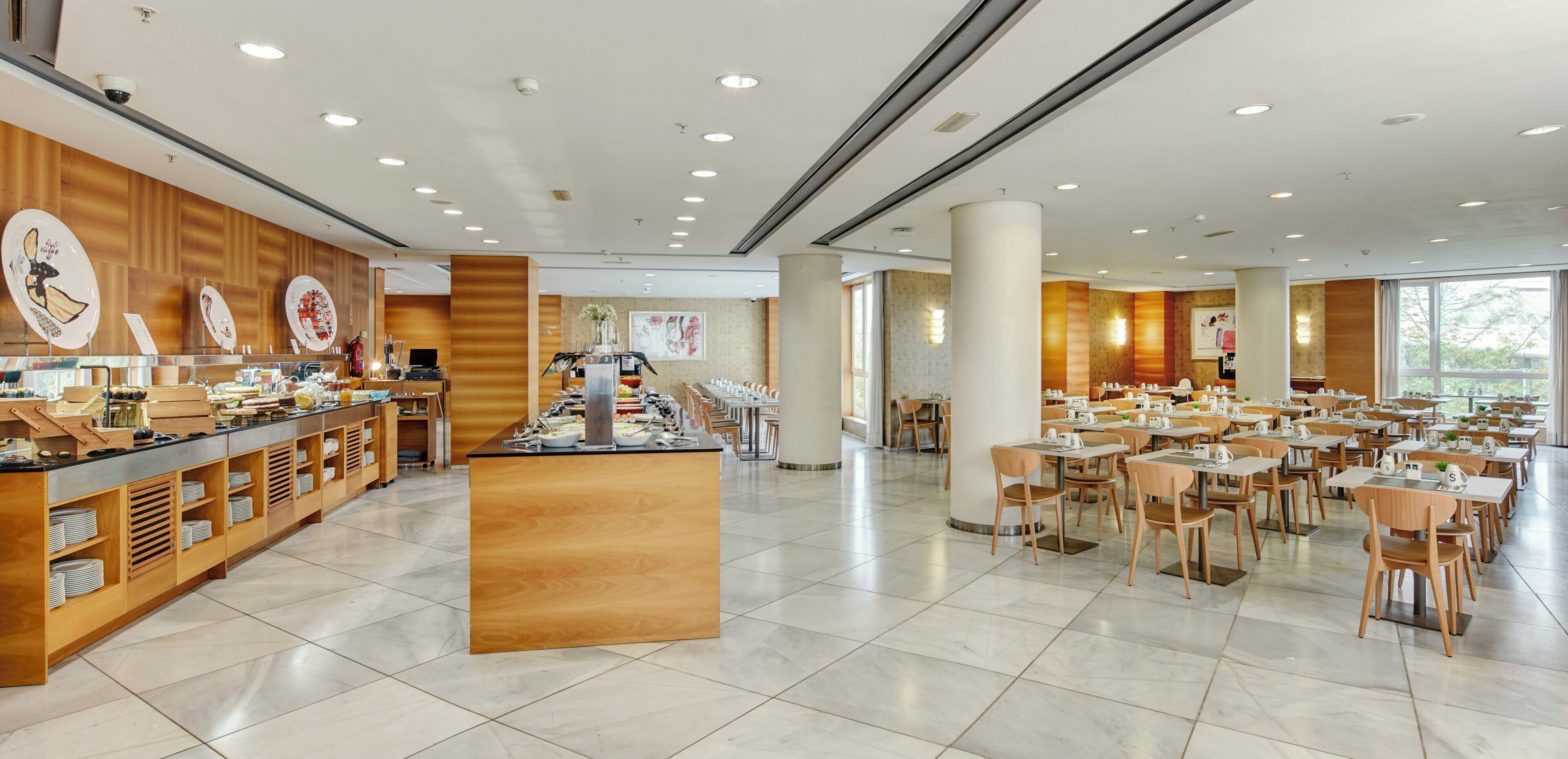 Pequeno-almoço tipo buffet diário mediante uma taxa 
