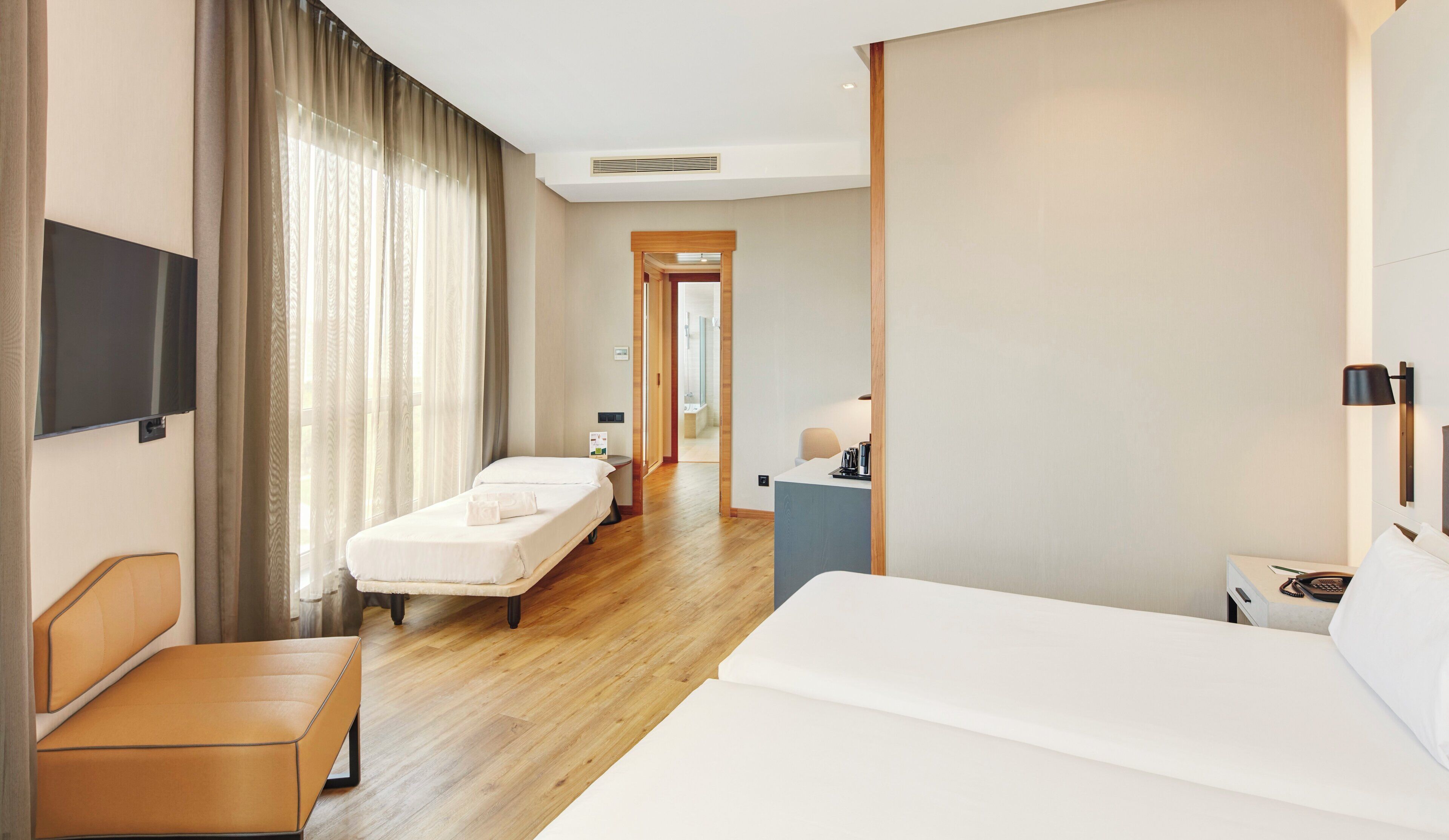 Quarto superior | Roupas de cama premium, edredons de pluma, frigobar, cofres nos quartos