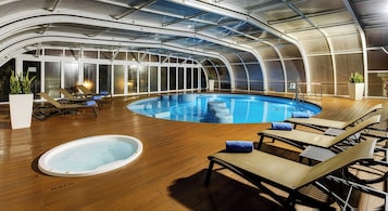 Piscina interior, piscina exterior, guarda-sóis, espreguiçadeiras