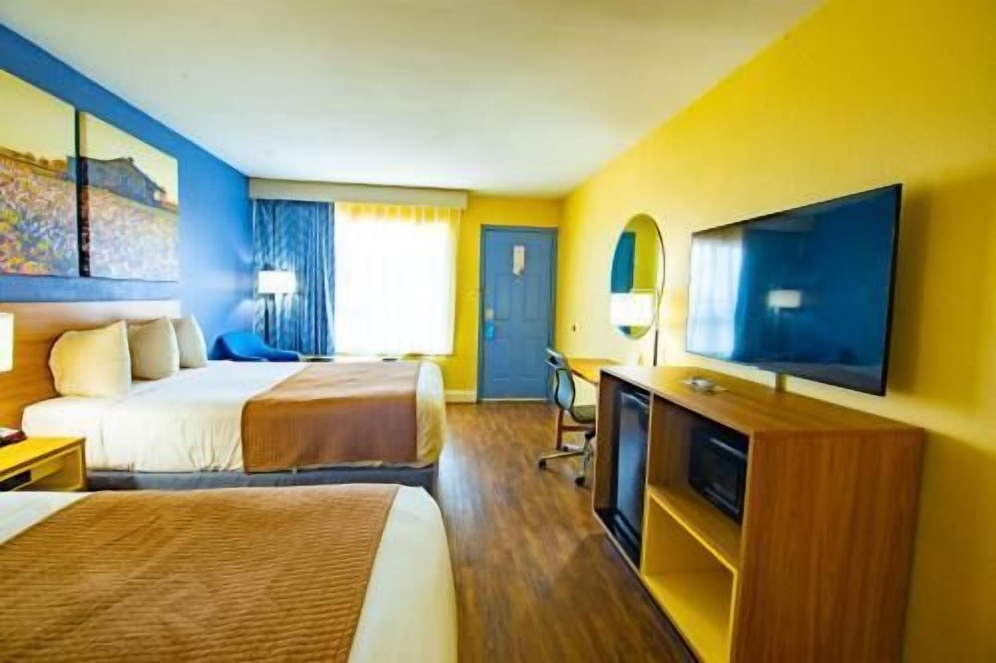 Camas Tempur-Pedic, individualmente mobiliados, escrivaninha