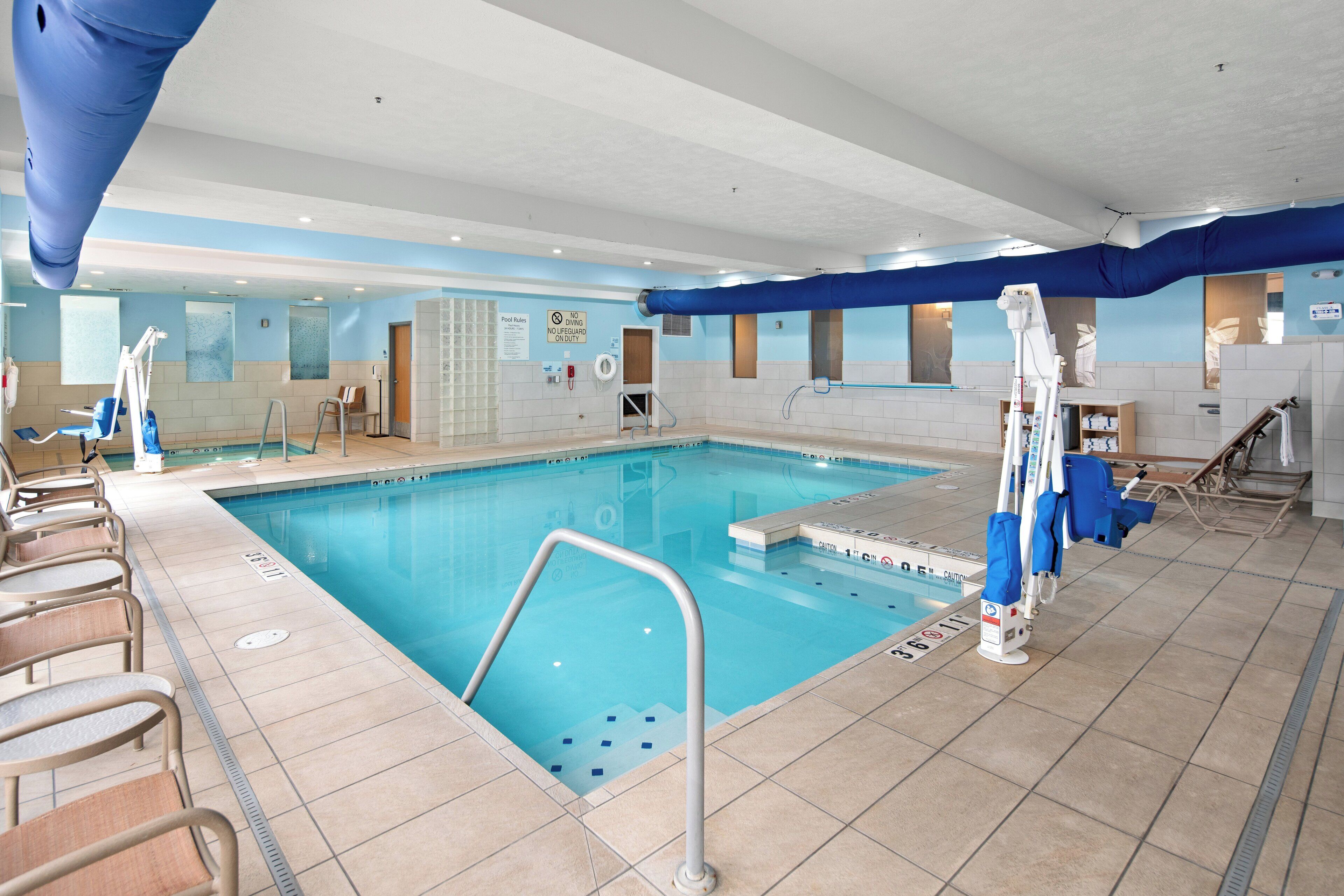 Piscina interior, espreguiçadeiras 