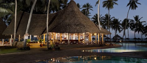 Piscina externa, guarda-sóis, espreguiçadeiras