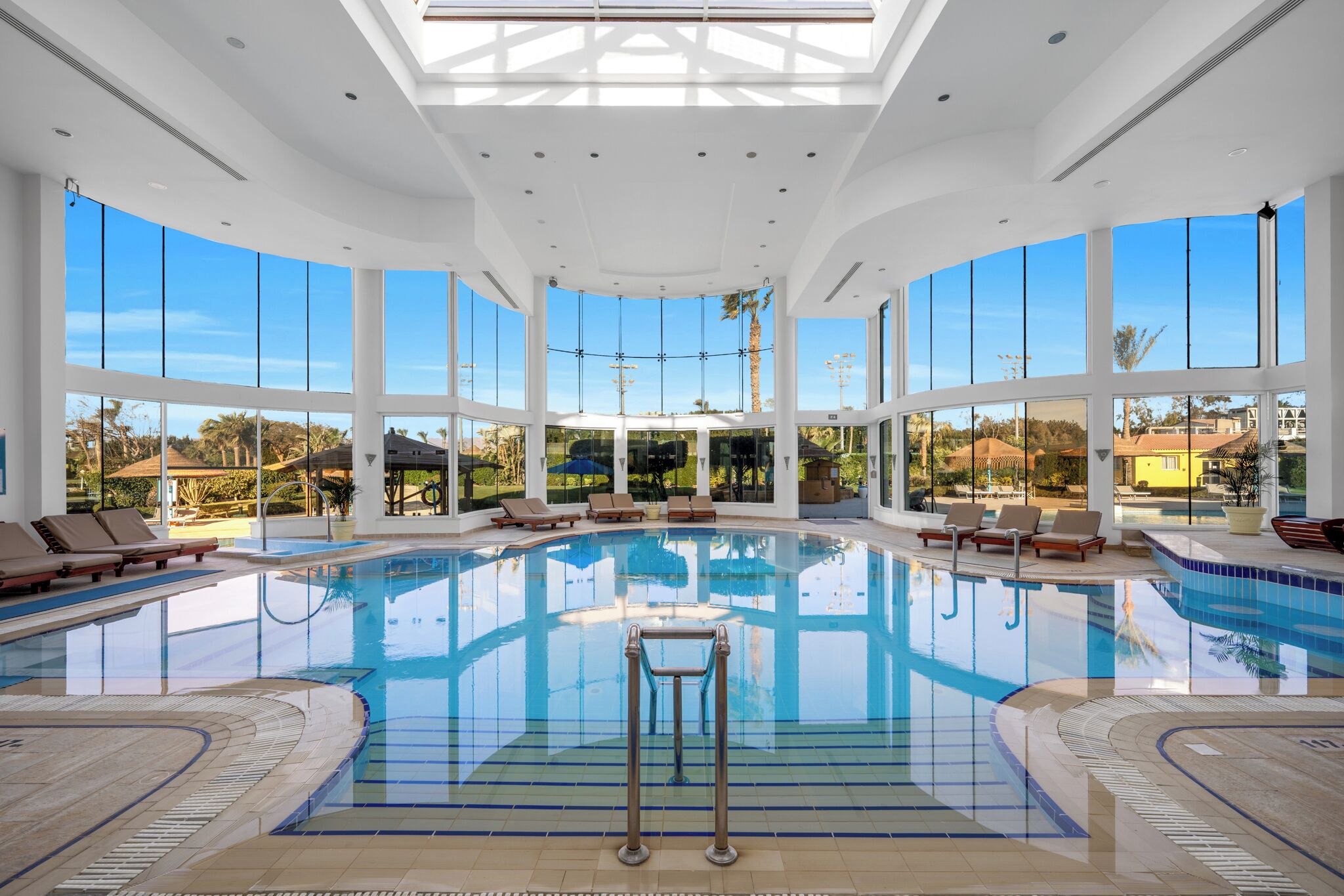 2 piscinas interiores, 8 piscinas exteriores, espreguiçadeiras 