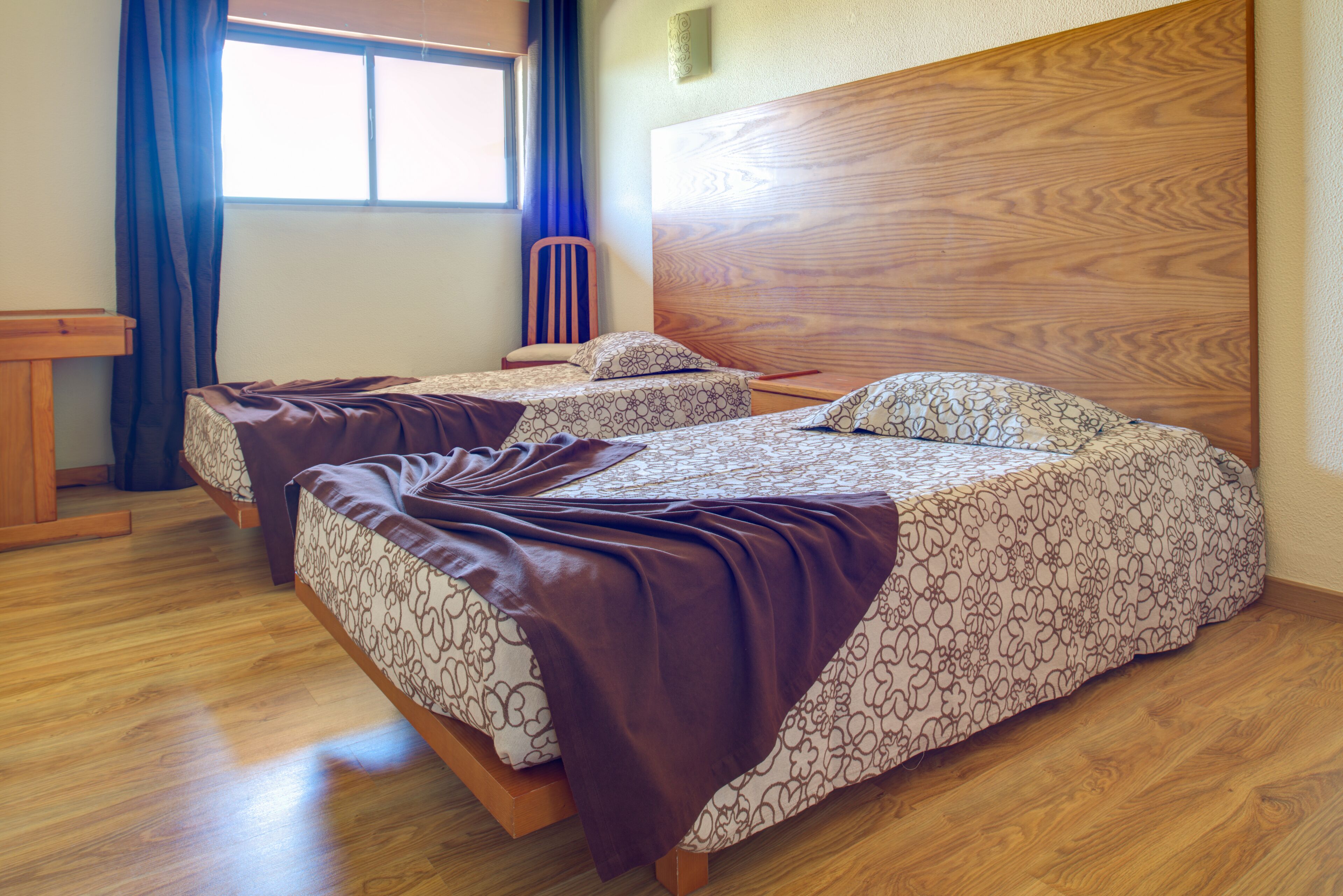 Cortinas blackout, ferros/tábuas de passar roupa, roupa de cama