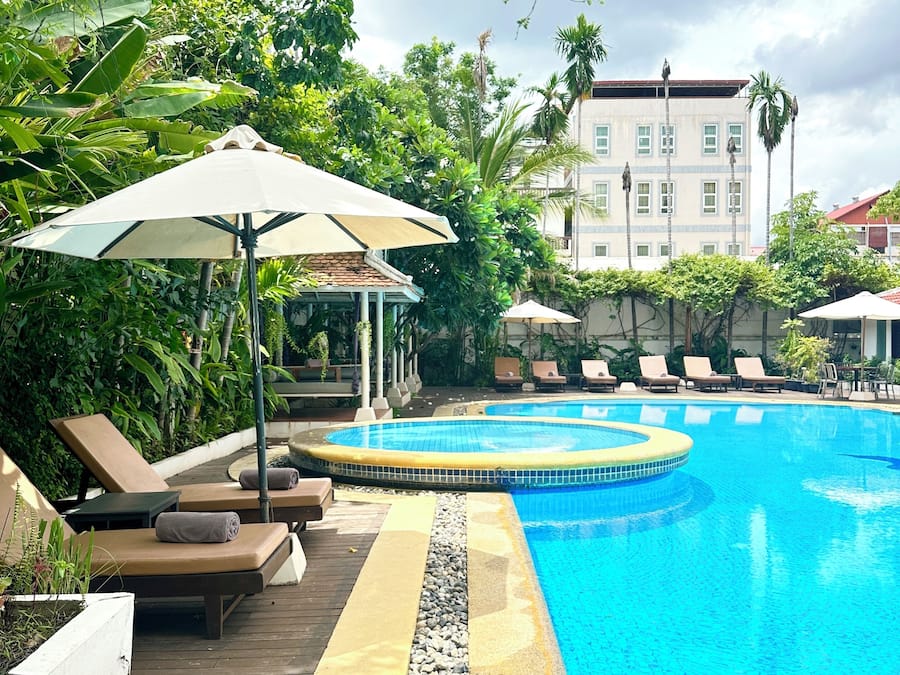 Piscina exterior, da(s) 7:00 à(s) 21:00, toldos gratuitos, guarda-sóis