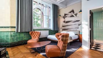 Roupas de cama premium, cofres nos quartos, individualmente decorados